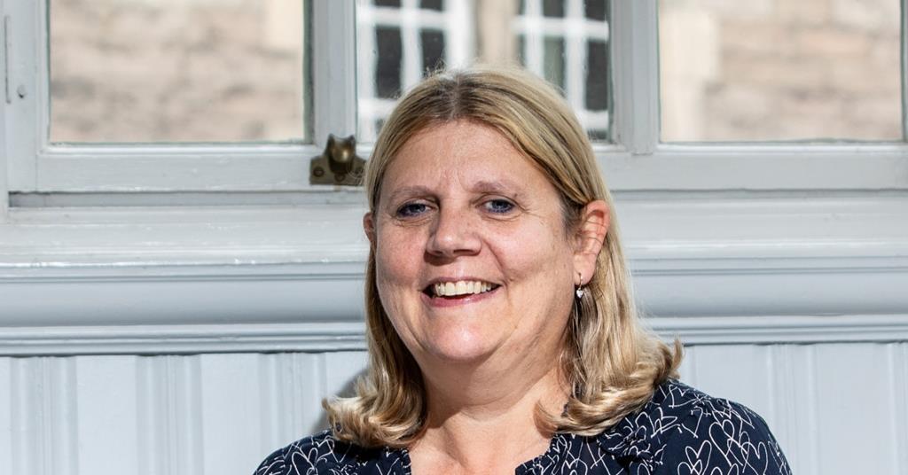 Chemistry and sign language | International | ScienceLink