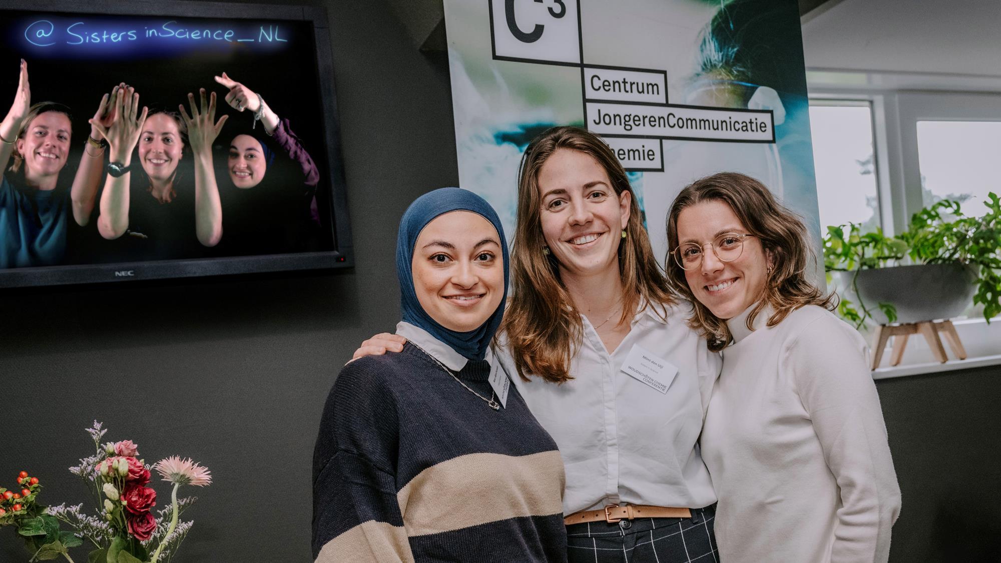 Sisters in Science maken twaalf nieuwe uitlegfilmpjes over scheikunde ...
